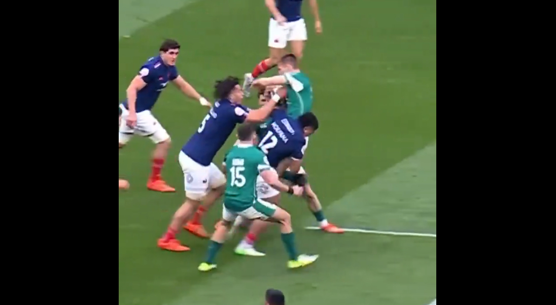 VIDEO : L’énorme plaquage dévastateur de Yoram Moefana sur Prendergast ! - Minute Sports
